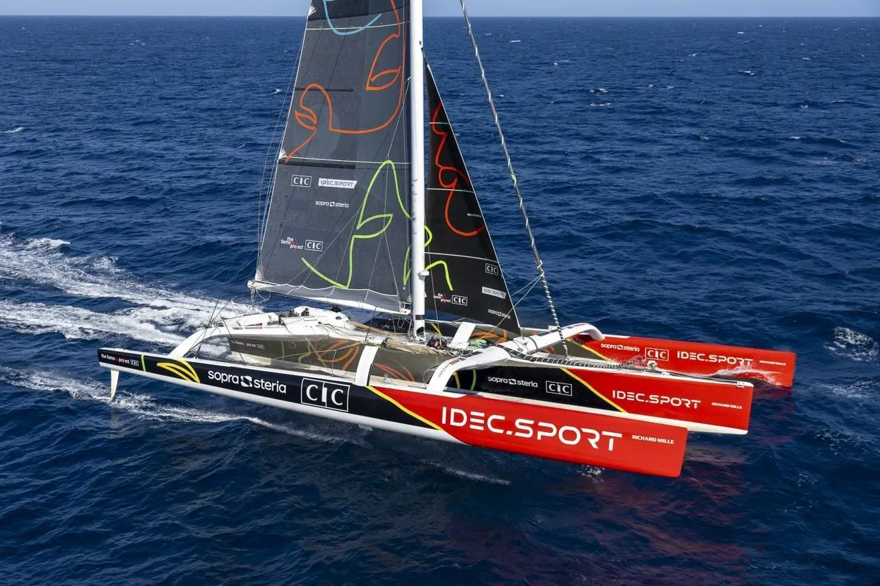 Trophée Jules Verne. « Un bateau de légende » : le maxi-trimaran IDEC ...