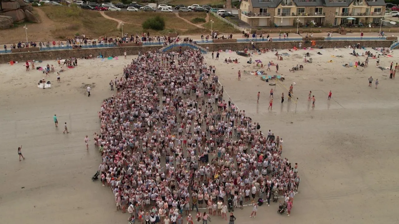 EN IMAGES. Un millier de marinières sur la plage à Trébeurden mais pas ...