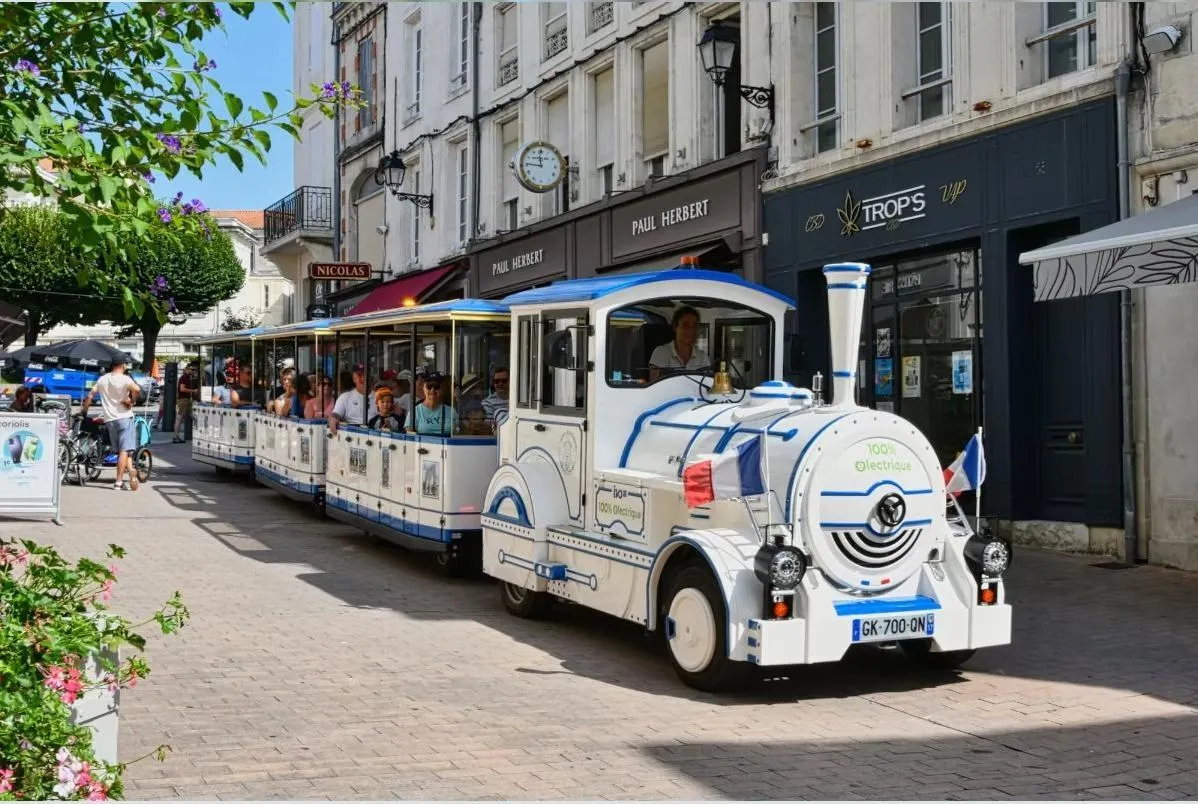 Le petit train touristique, emblème de nos vacances ? Retour sur un succès fou qui traverse les ...