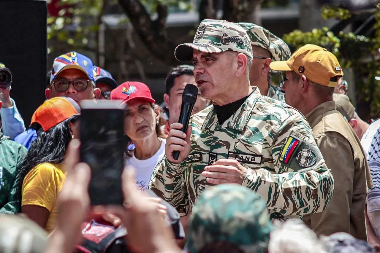 Face au déploiement américain, le Venezuela envoie des navires de ...