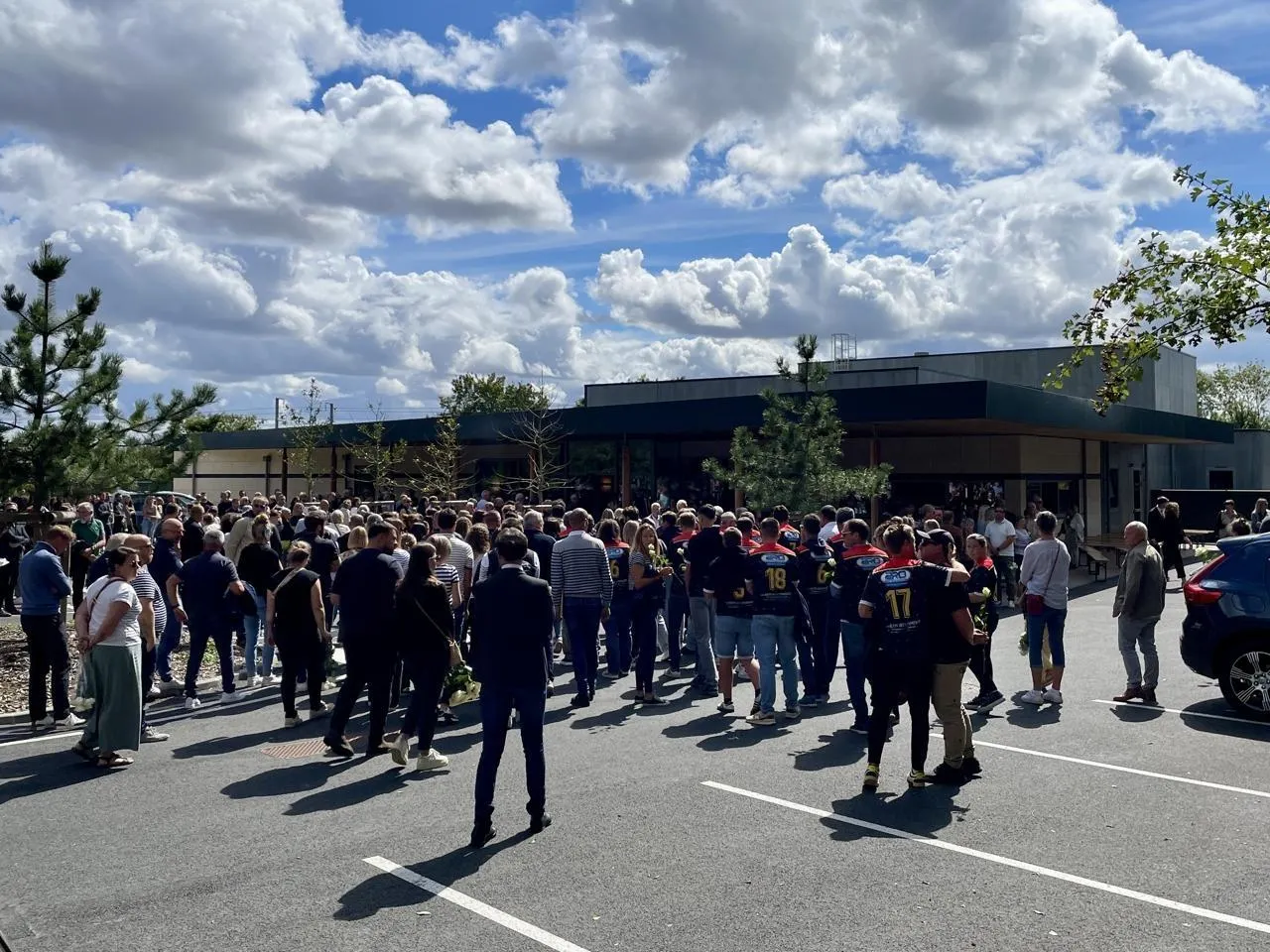 Roses et marinières pour un dernier hommage à Yaël, Morgan et Soën, tués dans un accident en ...