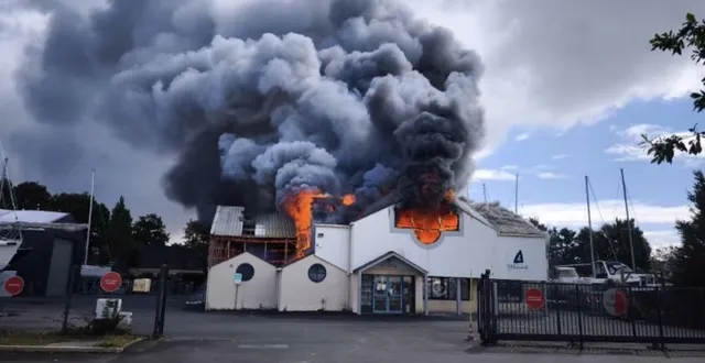 Un incendie ravage le chantier PL Yachting à Port-La-Forêt - Brest.maville.com