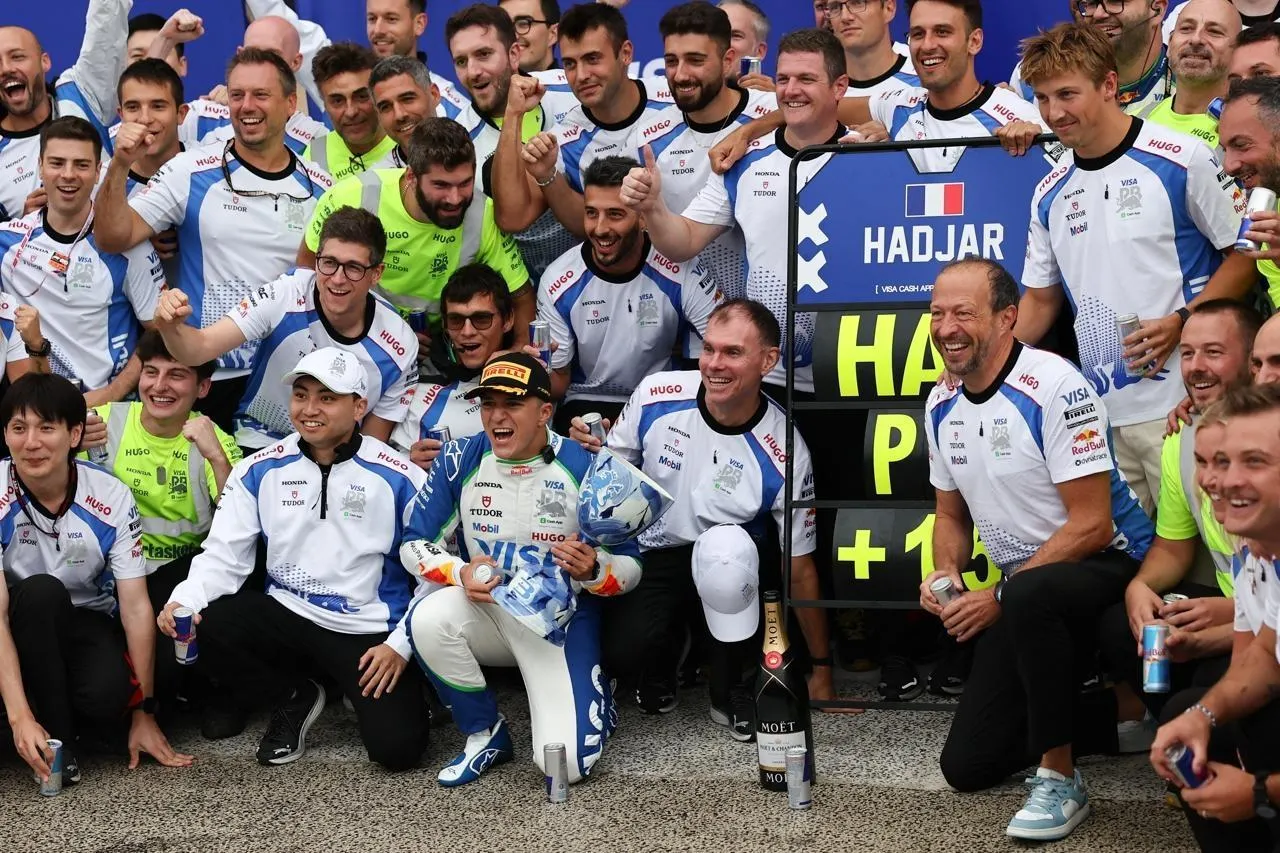 VIDÉO. Quand le trophée d’Isack Hadjar se brise lors des célébrations ...
