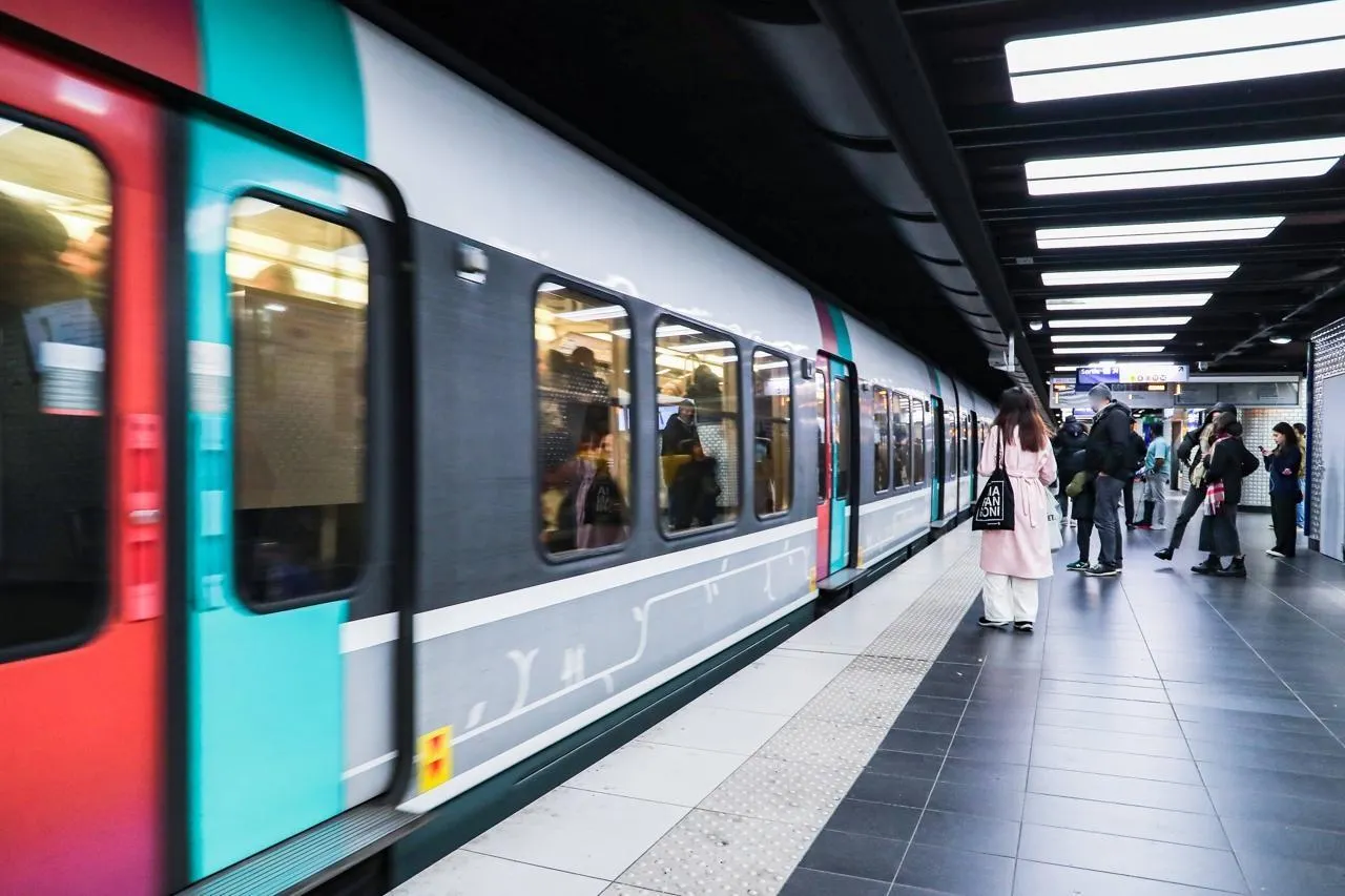 Né sur le quai du RER, un bébé reçoit un pass Navigo gratuit jusqu’à ...