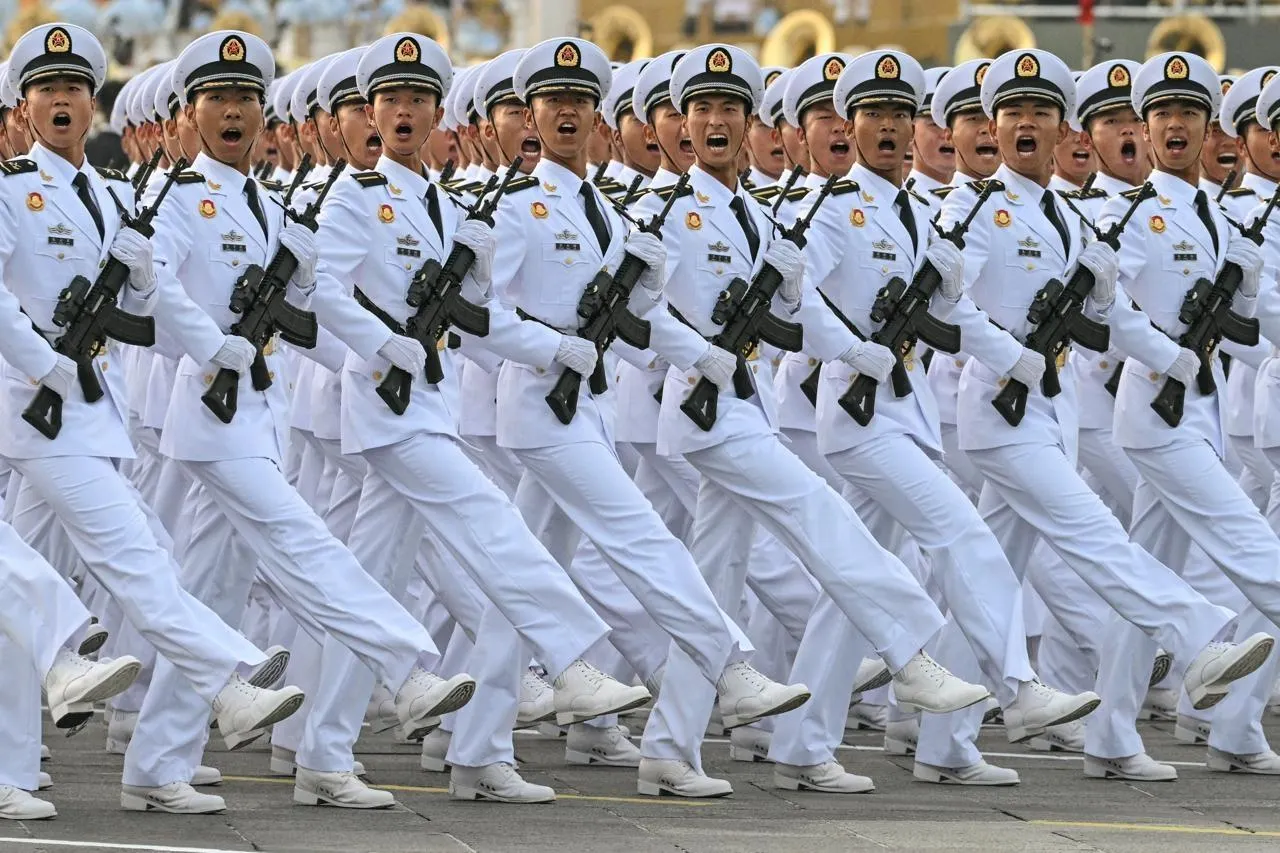 Kim et Poutine aux côtés du président chinois pour un défilé militaire ...