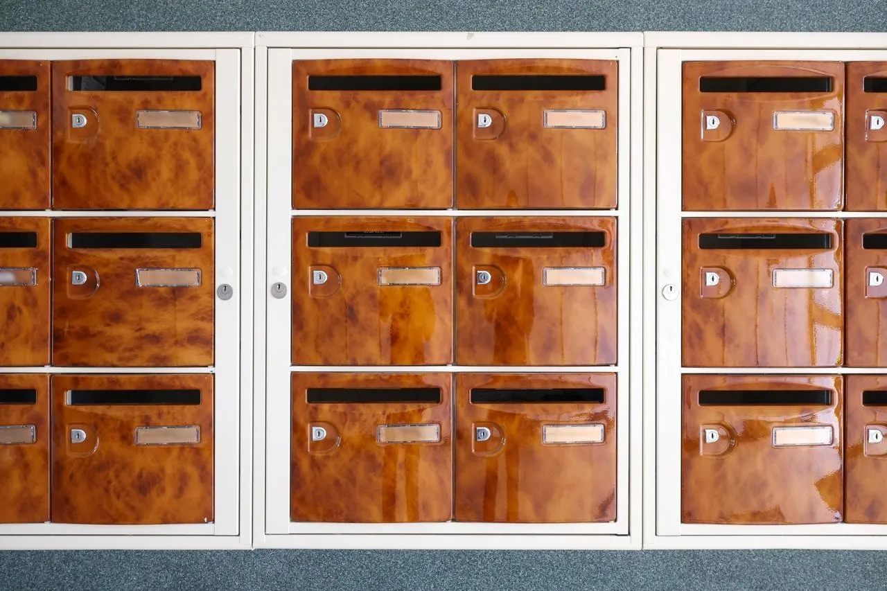 Même nom, même âge, même immeuble : leur courrier se mélange, La Poste ...