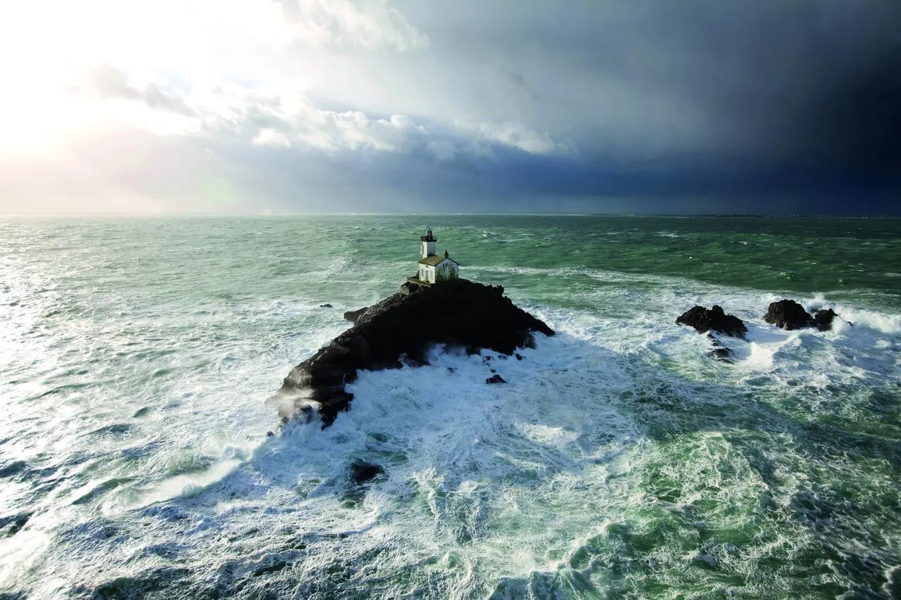 Perché sur un rocher en pleine mer, ce phare breton fait l’objet d’un ...