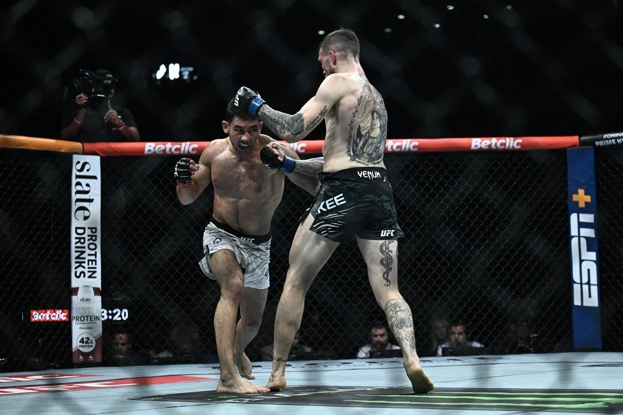 VIDÉO UFC Paris 4. Pour son premier combat à l’UFC, le Français Axel ...