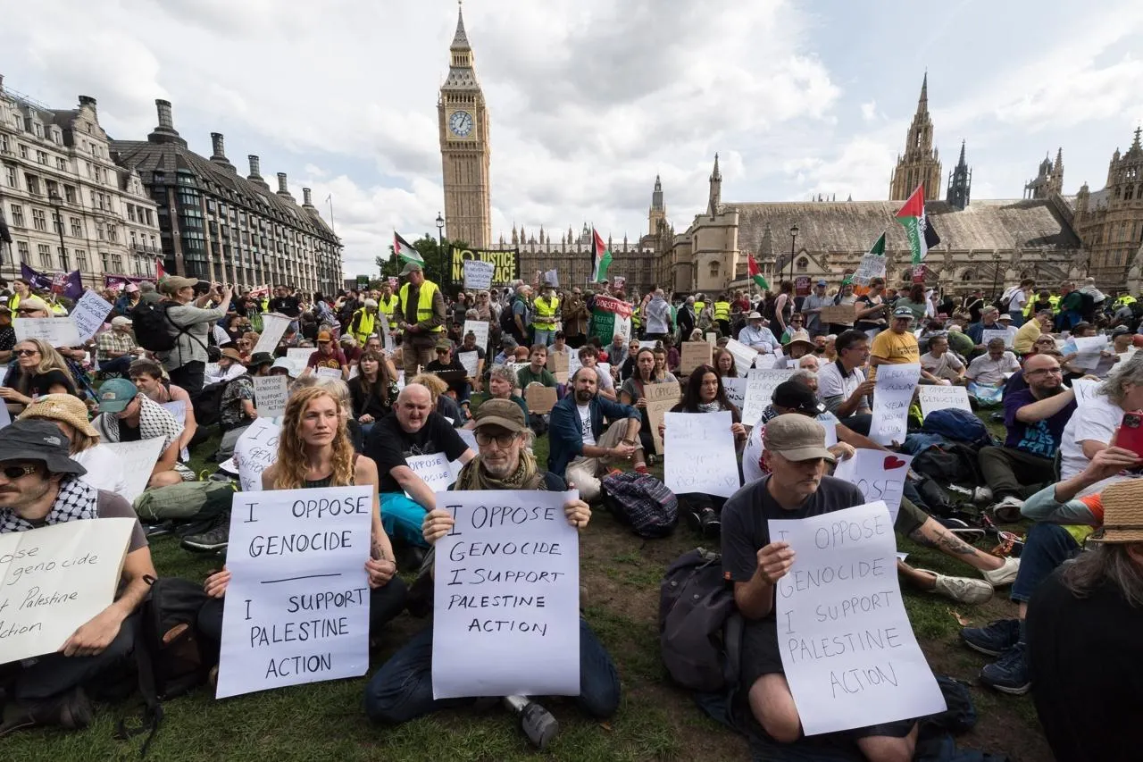 Près de 900 arrestations à Londres à un rassemblement de soutien à ...