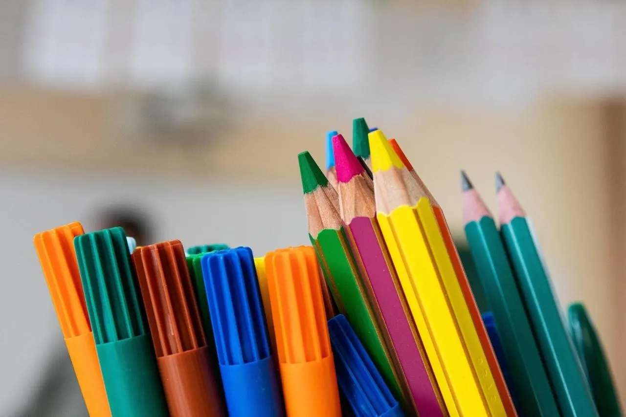 En Italie, une enfant casse une sculpture en or en tentant de dessiner ...
