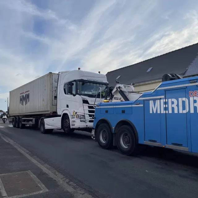 Un accident entre un poids lourd et une voiture fait un mort et cinq blessés en Sarthe - Pontivy ...