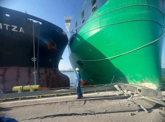 Le « CMA CGM Mermaid », un porte-conteneurs tout neuf, percute un quai ...