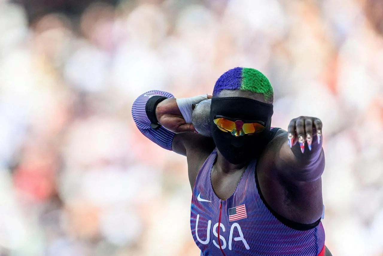 L’athlète américaine Raven Saunders suspendue 30 mois pour avoir manqué ...