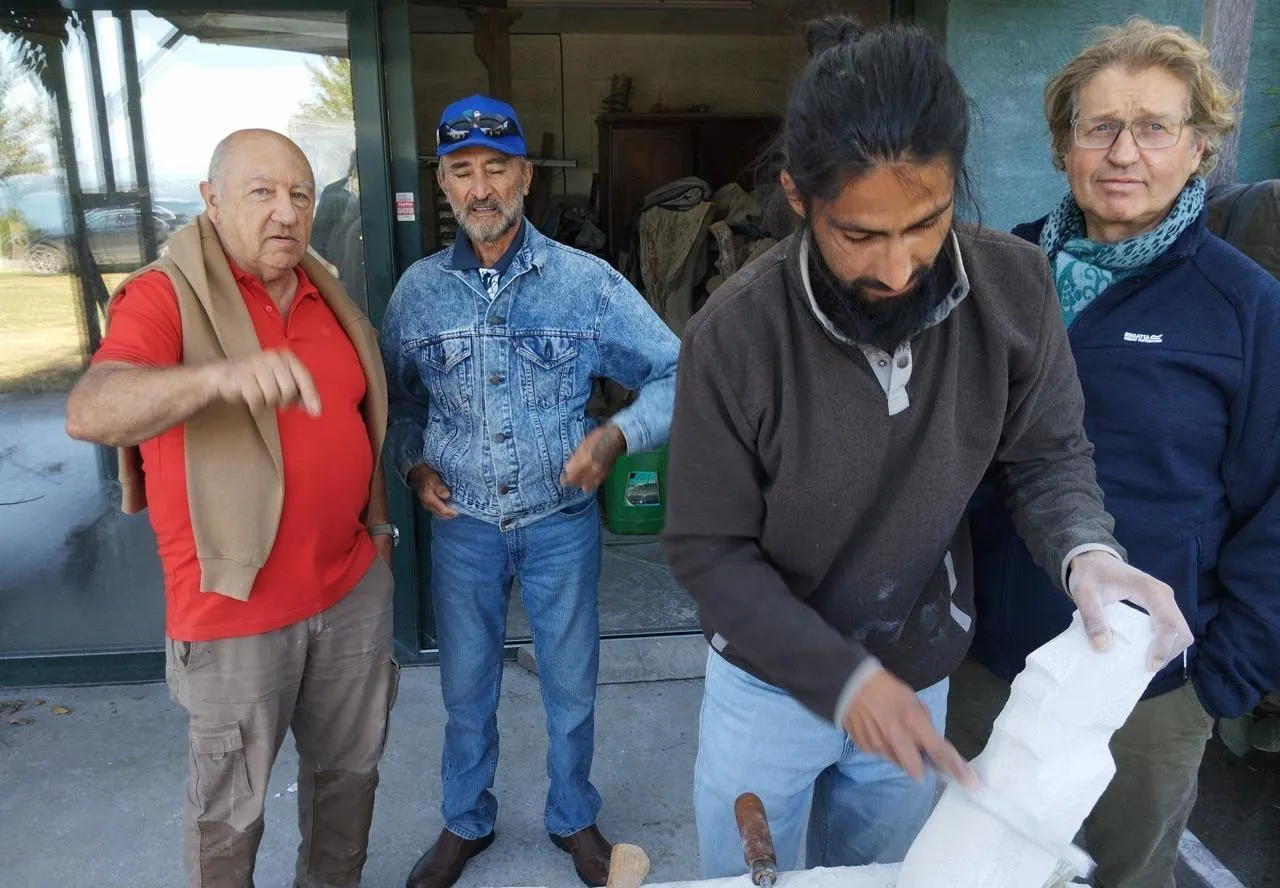 Kito reçoit deux sculpteurs chiliens dans son atelier à Plouézec pour ...