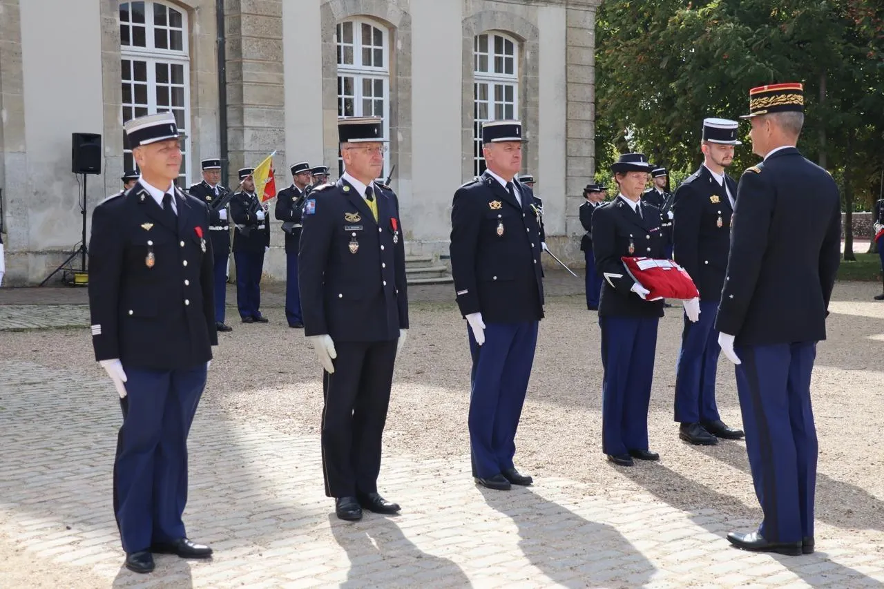 Le colonel Vigneau et le lieutenant-colonel Desachy décorés de la ...