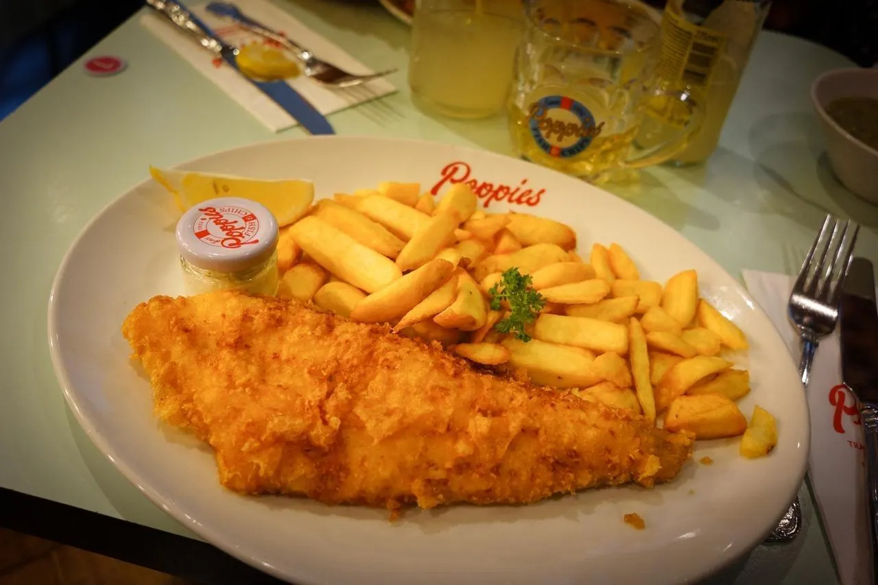 Pourquoi le fish and chips, plat emblématique du Royaume-Uni, est-il ...