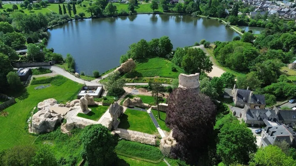 Le château en ruine de Saint-Aubin-du-Cormier fait peau neuve - Redon ...