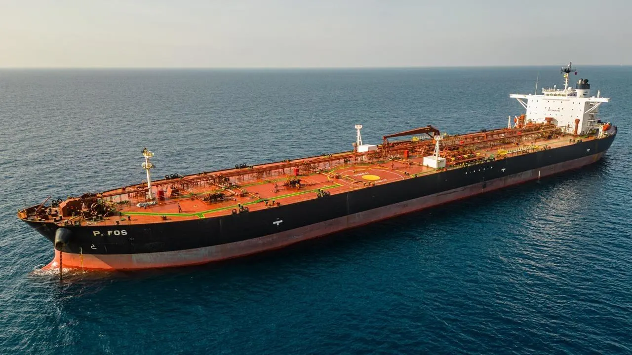 Au large de Saint-Nazaire, le pétrolier russe inspecté par les ...