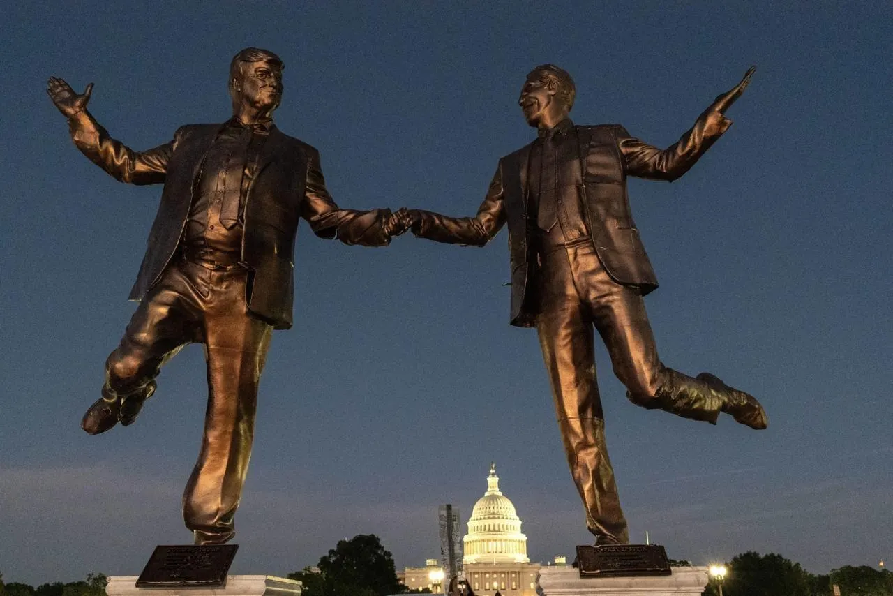 La statue de Donald Trump et Jeffrey Epstein est de retour : qui l’a ...