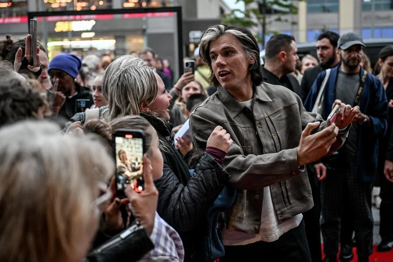 REPORTAGE. À l’avant-première de son film Yoroï, à Caen, Orelsan opère ...