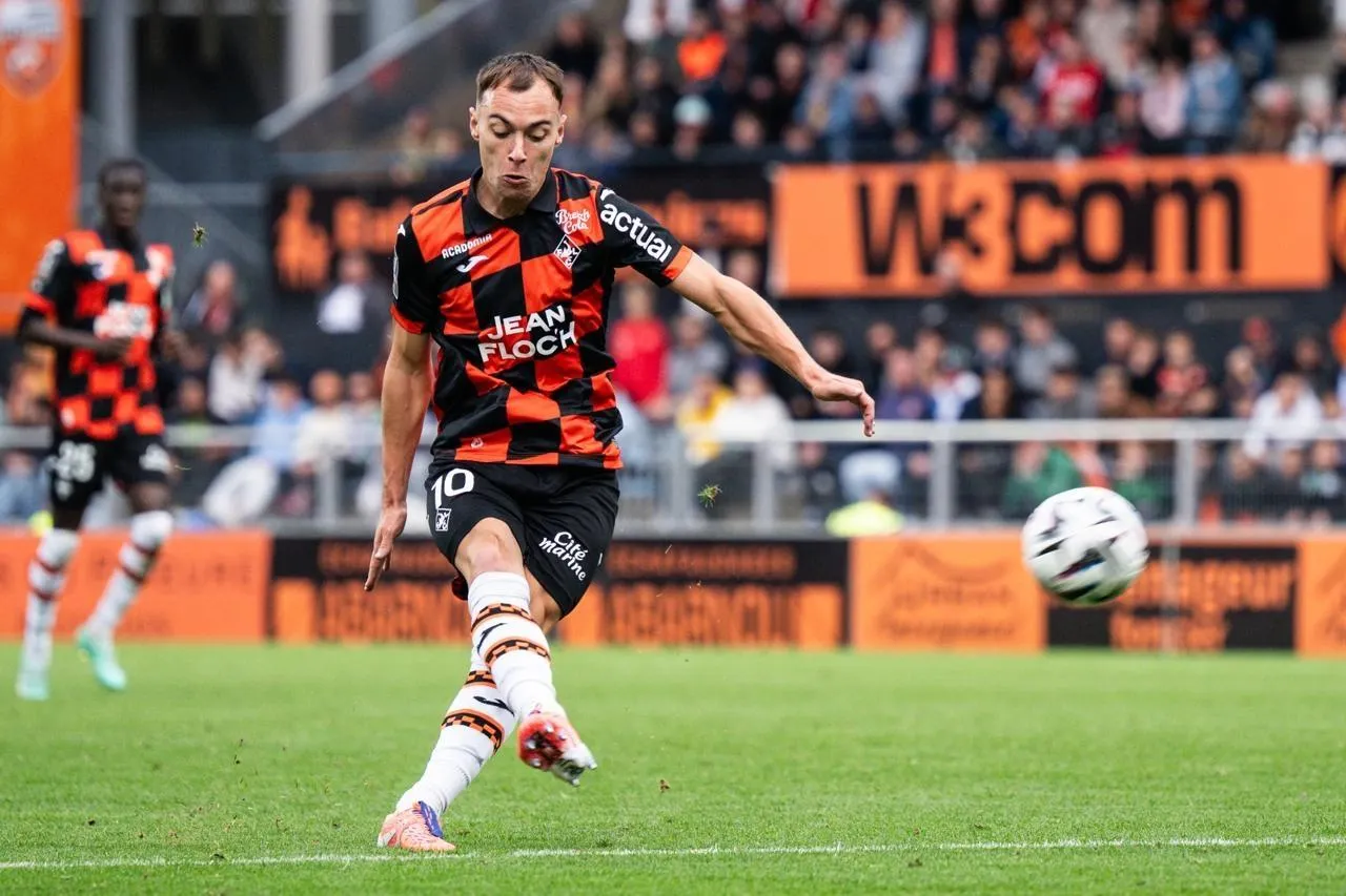 Paris FC - FC Lorient. La composition des Merlus : Pagis et Makengo titulaires, Tosin sur le ...