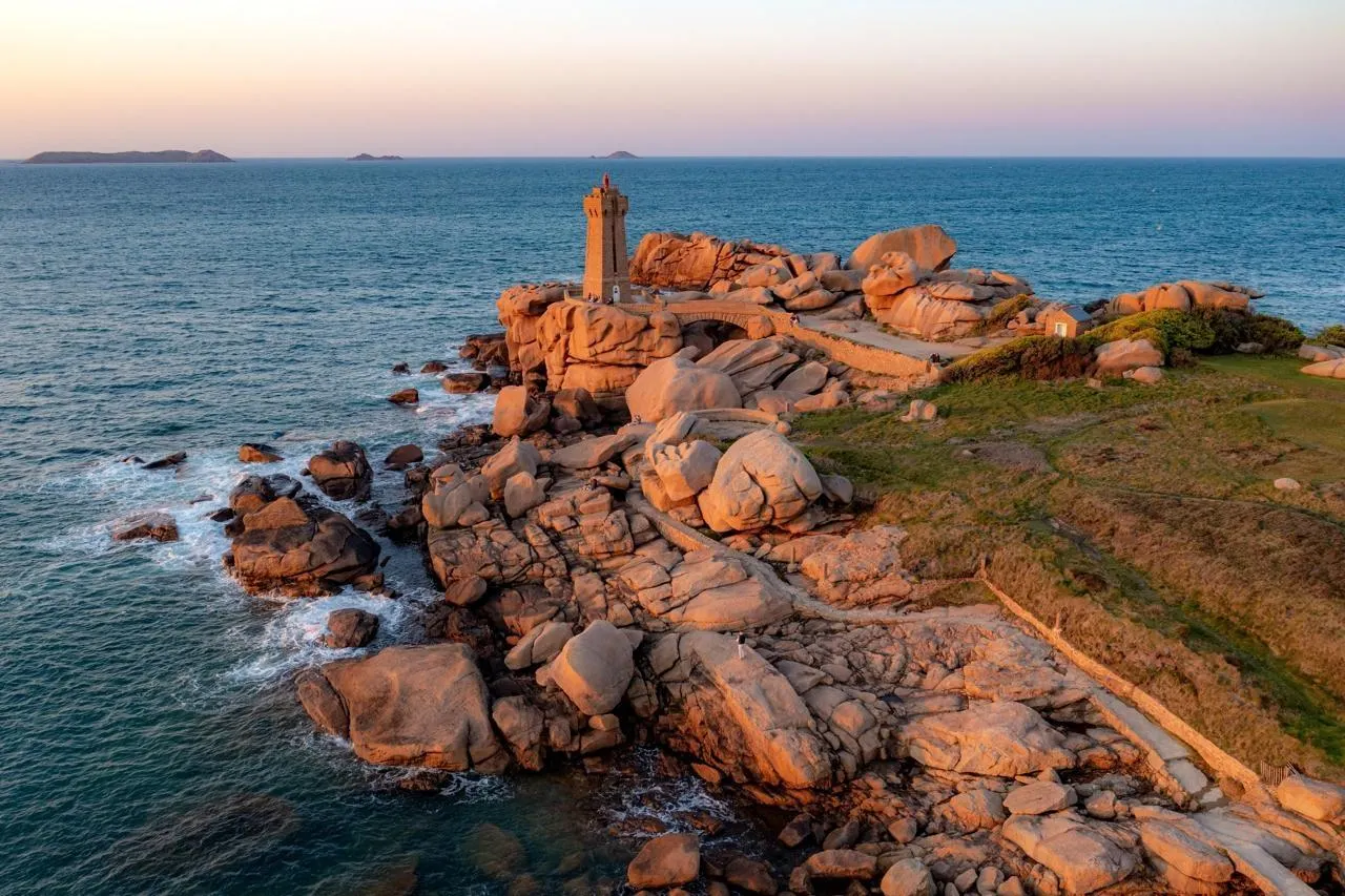 Une côte de couleur rose, des rochers aux formes surprenantes… Le ...