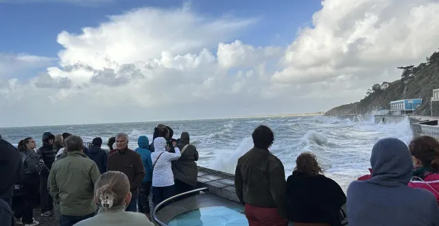 Tempête Amy : une mer déchaînée et des curieux aux abords du Plat ...