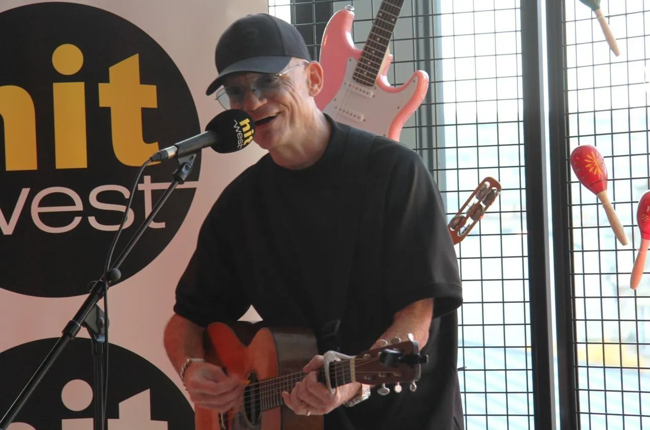 À Rennes, le chanteur Gaëtan Roussel dévoile son nouvel album devant ...