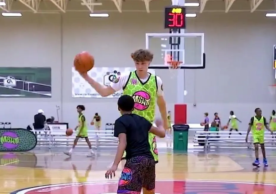 2,29 m à seulement 14 ans, cet ado est plus grand que Wembanyama et ...