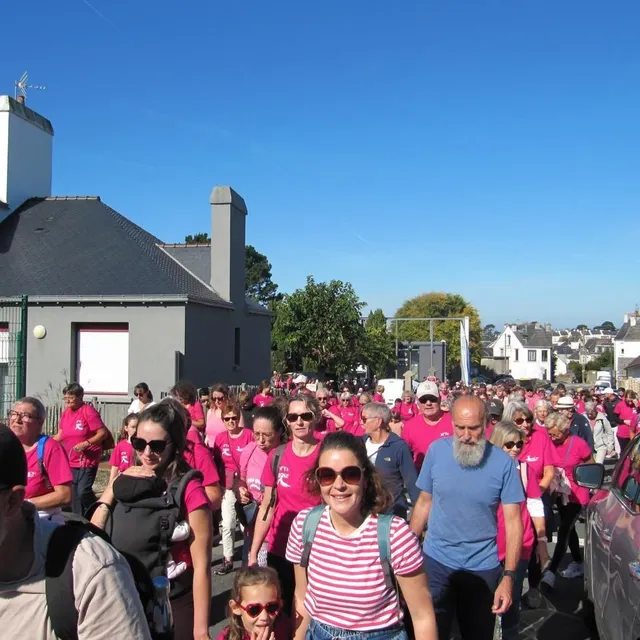 EN IMAGES. 1 300 participants à la marche M’Ys Rose, à Douarnenez ...