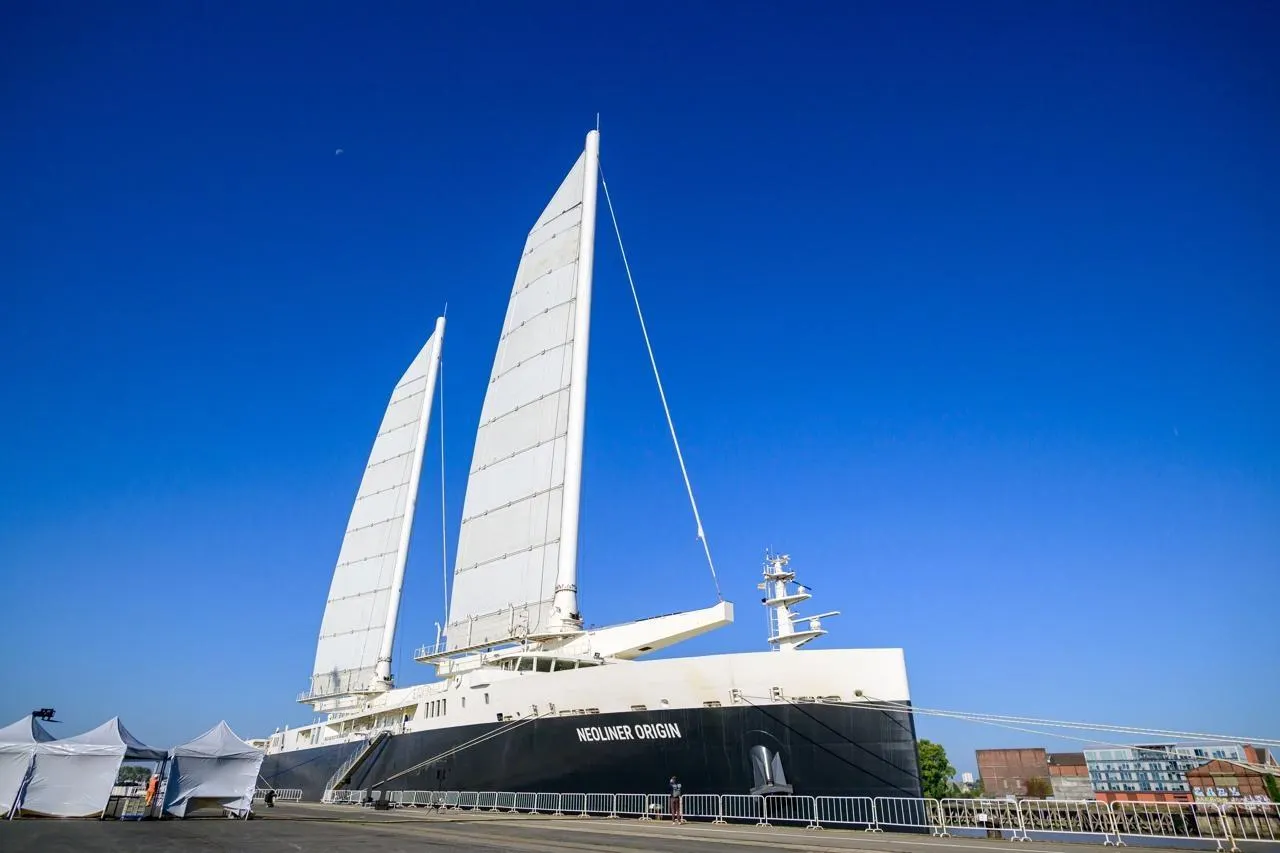 Le cargo Neoliner déploie ses voiles pour la première fois dans sa ...
