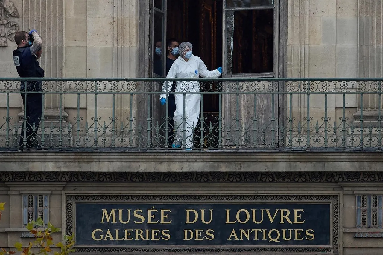 Braquage du musée du Louvre : huit bijoux volés, quatre suspects en ...