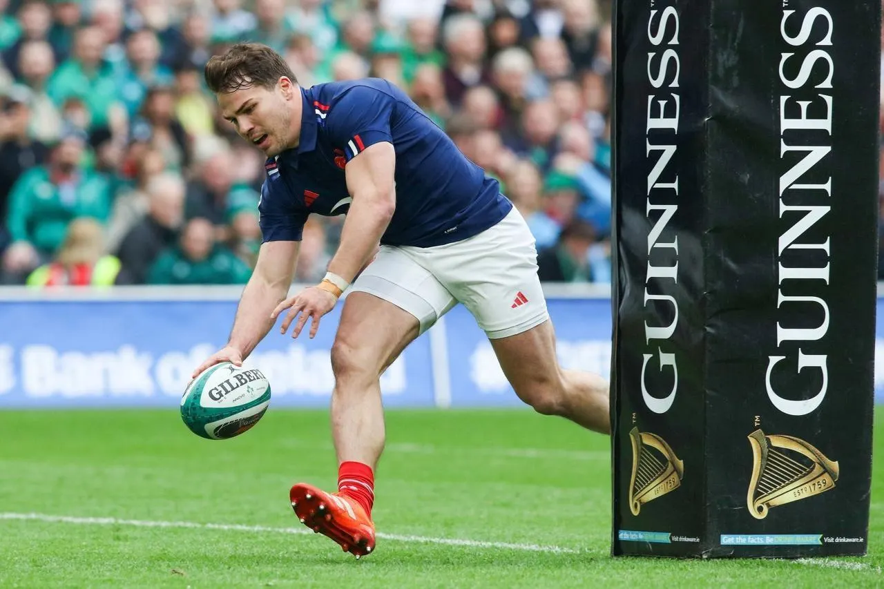 XV de France. Antoine Dupont et Uini Atonio avec les Bleus à Marcoussis malgré leurs blessures ...