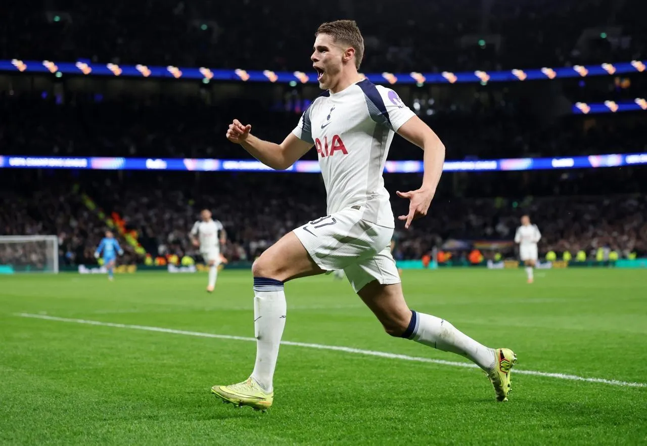 VIDÉO. Le but de l’année ? L’action extraordinaire de Micky van de Ven ...