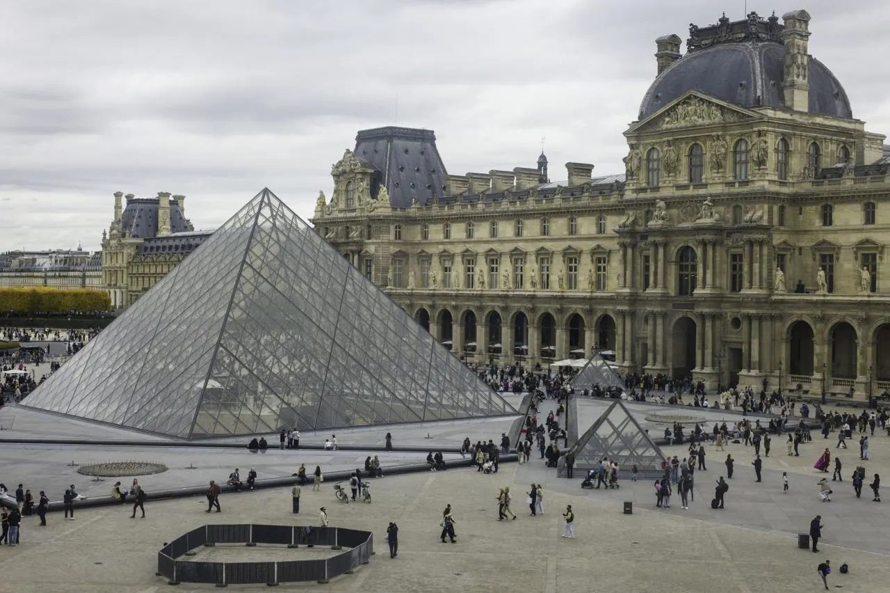 Deux TikTokeurs déjouent la sécurité du Louvre et accrochent un tableau ...