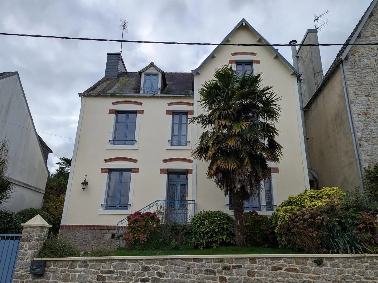 Ancien magistrat retrouvé mort chez lui à Quimper : l’homicide volontaire confirmé, pas de ...