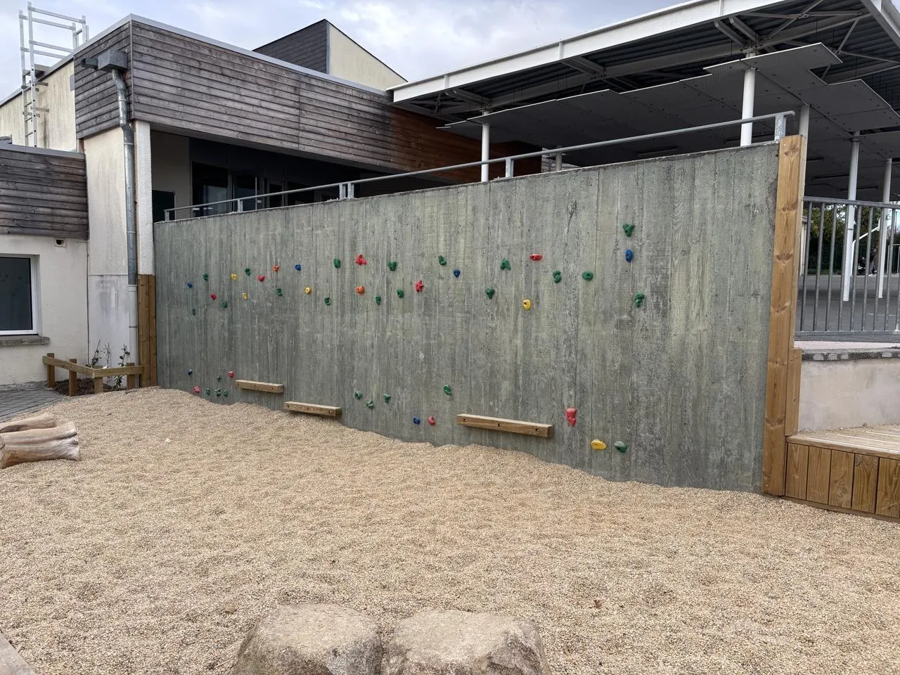 La cour de l’école du Chat-Perché à Noyal-Câtillon-sur-Seiche ...